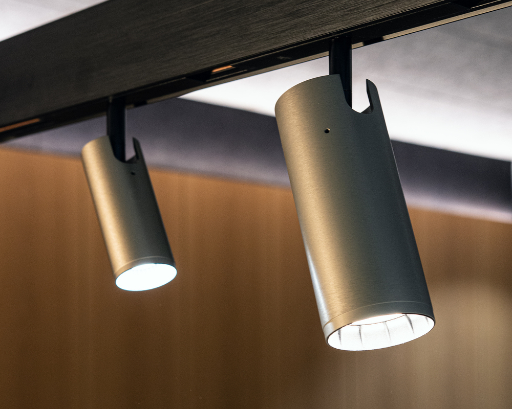 EVOLUTION SPOT M | Cylindrical, movable ceiling spotlight by SATTLER