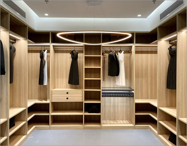 SLIM DELTA IN 892x873 – Compact, inward-facing triangular luminaire ...